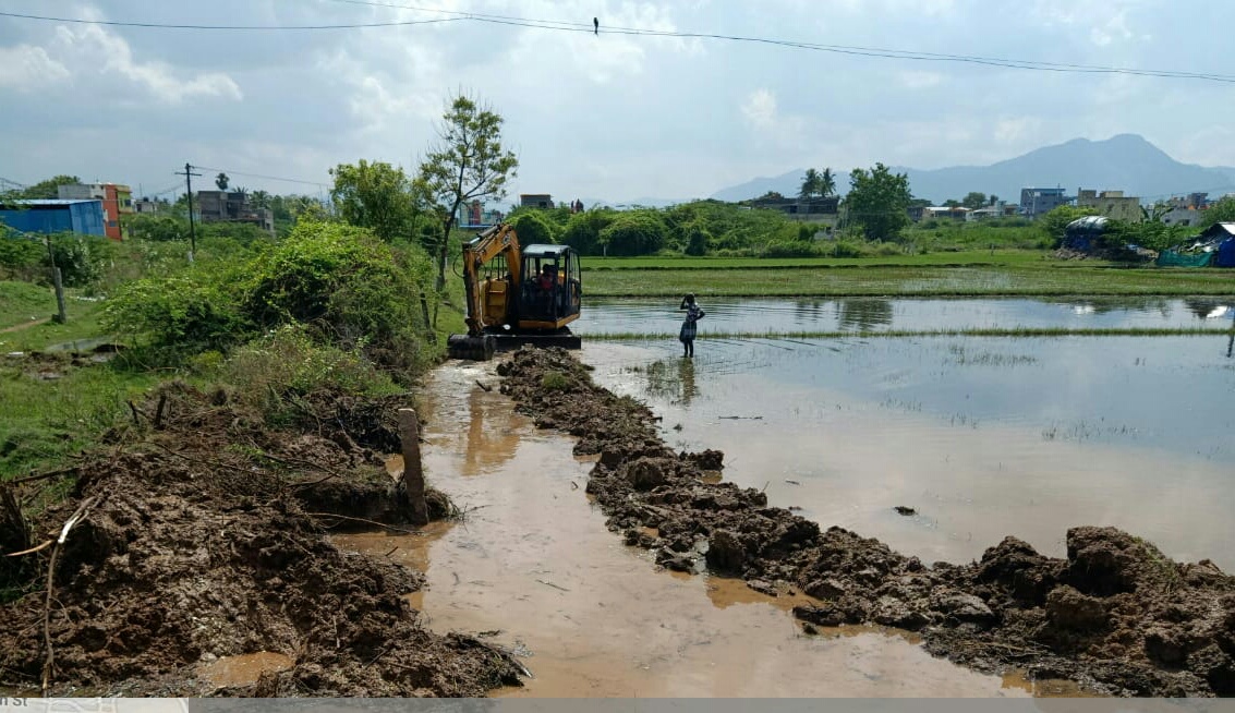Removal of encroachment by lake channel | ஏரி வாய்க்கால் ஆக்கிரமிப்பு ...
