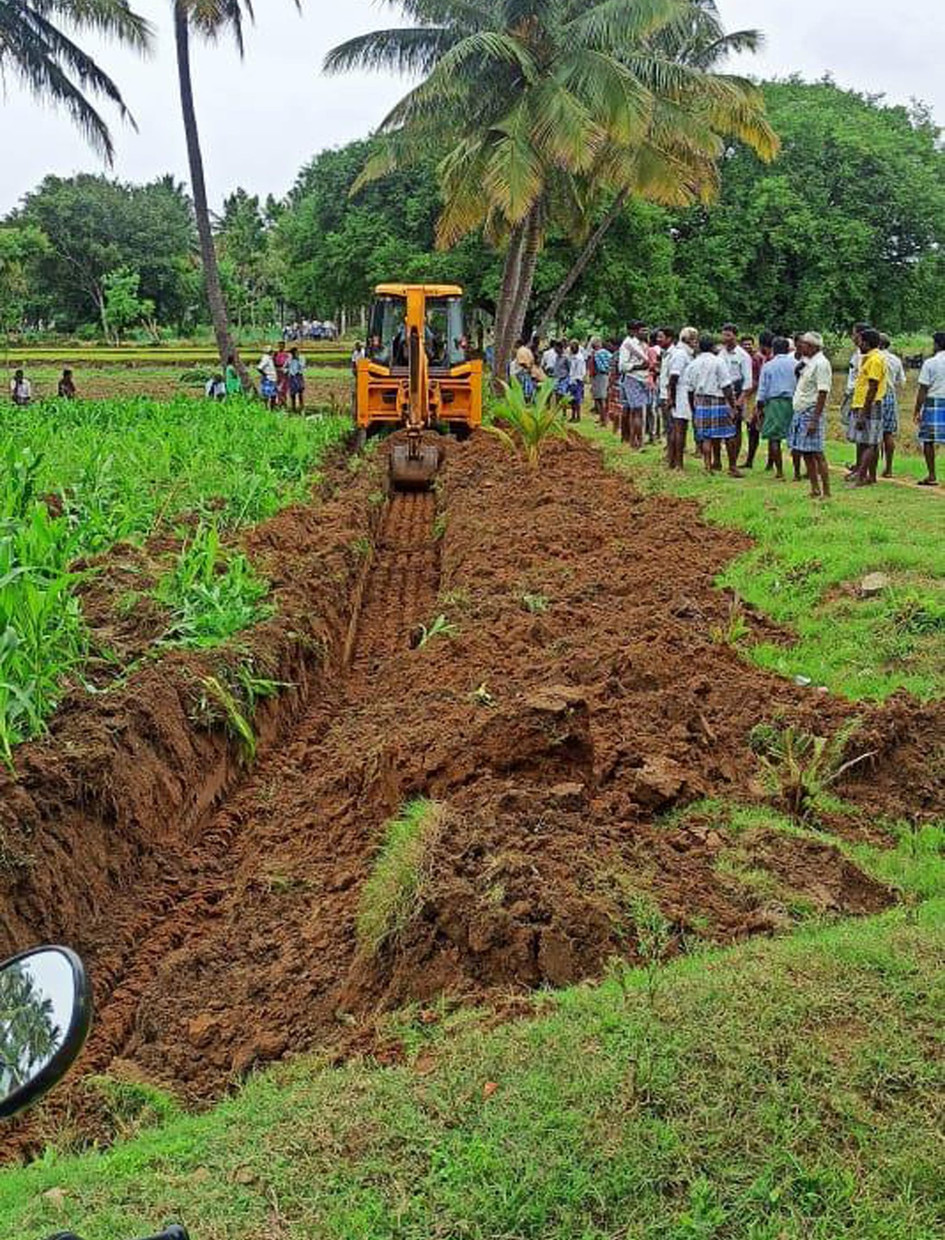 Removal of lake encroachment near Rayakottai | ராயக்கோட்டை அருகே ஏரி ...