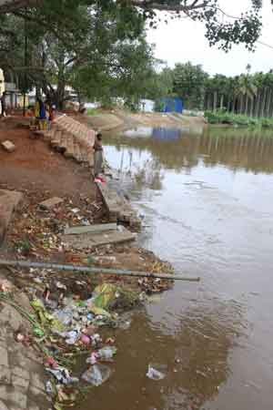 Garbage filled bus station | குப்பைகள் நிறைந்த பேரூர் படித்துறை