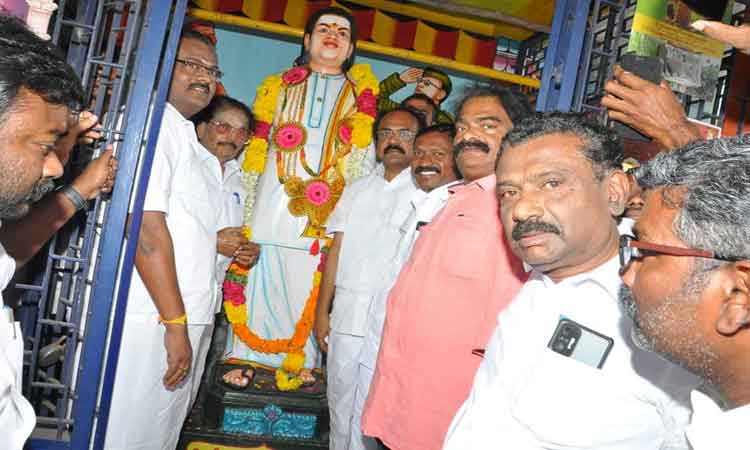 DMK welcomed the ministers | அமைச்சர்களுக்கு தி.மு.க.வினர் வரவேற்பு