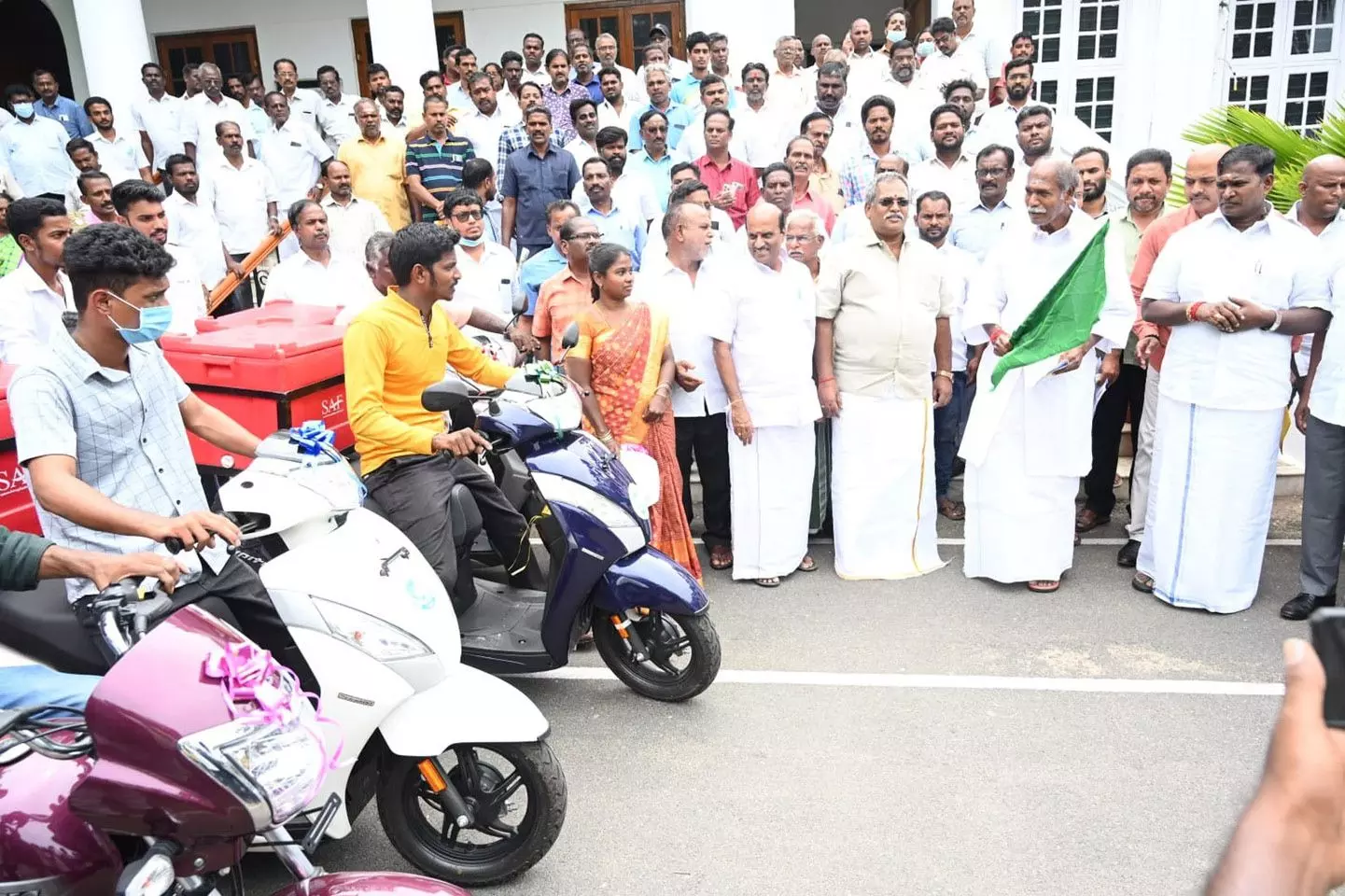 Two-wheeler with ice box for fishmongers | மீன் வியாபாரிகளுக்கு ஐஸ் ...