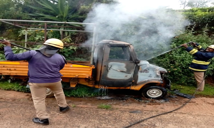 Commotion due to cargo auto catching fire | சரக்கு ஆட்டோ தீப்பிடித்து ...