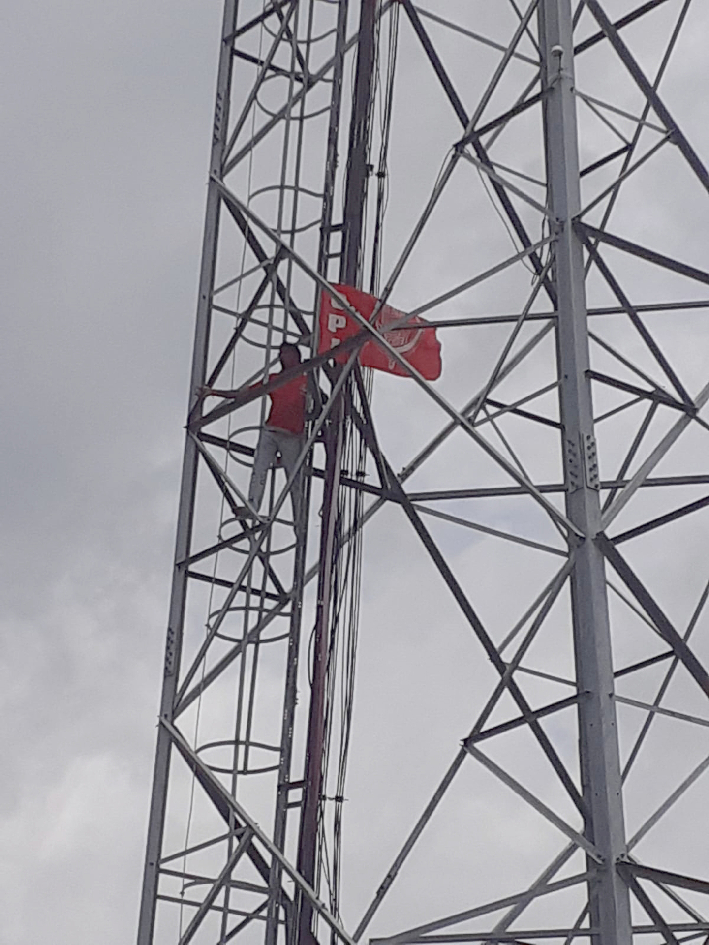 An ironmonger threatened to commit suicide by climbing a cell phone ...