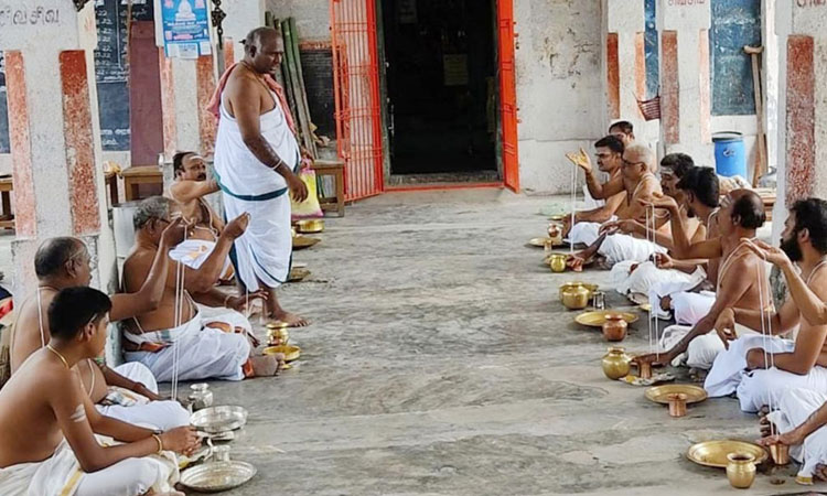 Poonul changing program | விழுப்புரத்தில் ஆவணி அவிட்டத்தையொட்டி பூணூல் ...