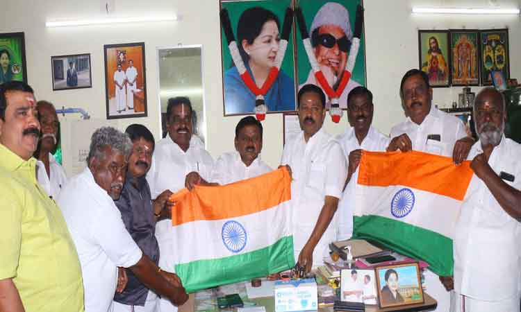 National flag hoisting honor by ADMK | அ.தி.மு.க.வினர் தேசிய கொடியேற்றி ...