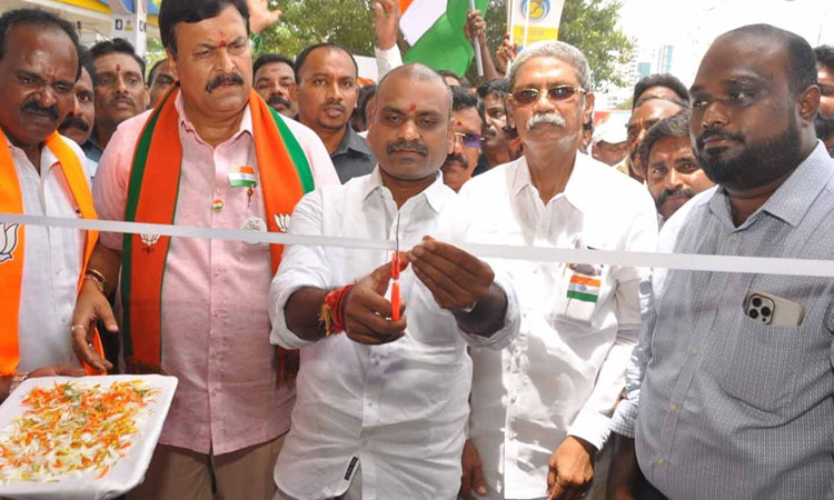 "Modi has made the world know the dignity of the national flag" - Union ...