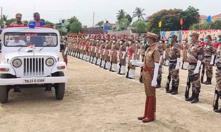Collector Bhaskara Pandian hoisted the national flag | கலெக்டர் பாஸ்கர ...