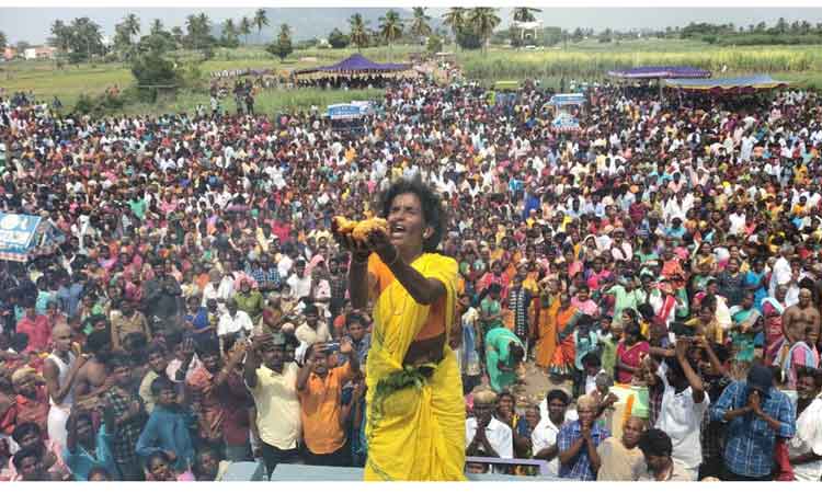 A female devotee took a vada from a pan of boiling ghee | கொதிக்கும் ...