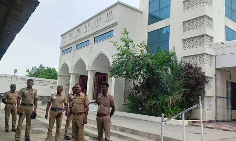 Leaflet distribution in mosques | செஞ்சி பகுதியில் கலவரத்தை ...