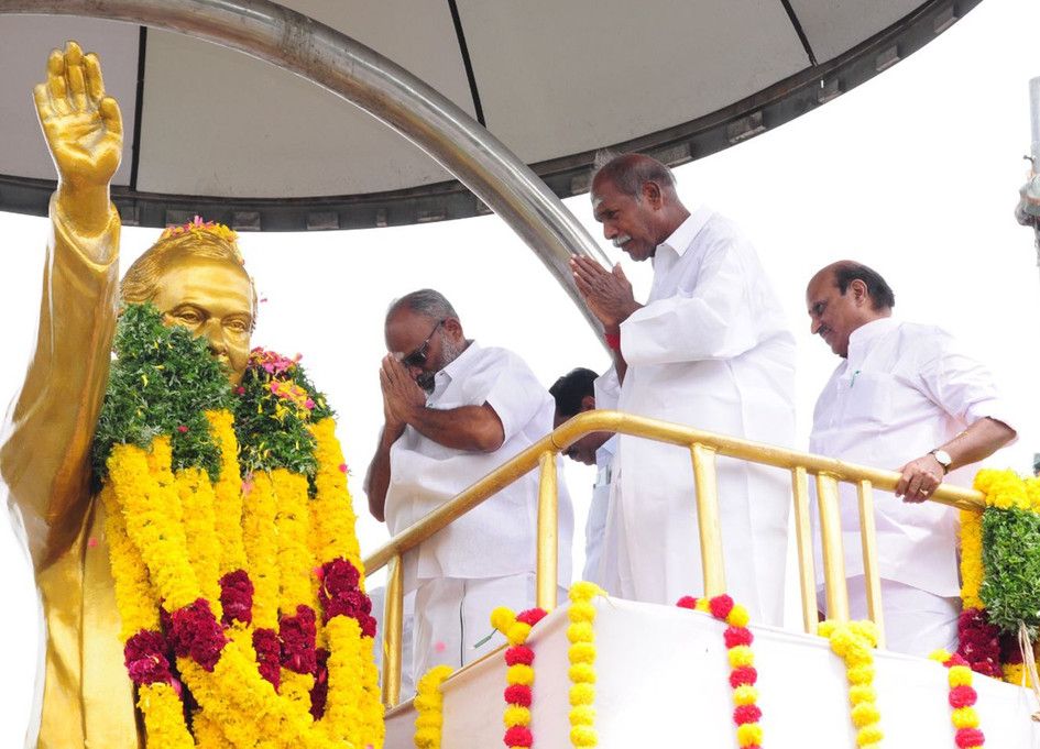 Rangaswamy pays tribute to Rajiv Gandhi statue | ராஜீவ்காந்தி சிலைக்கு ...