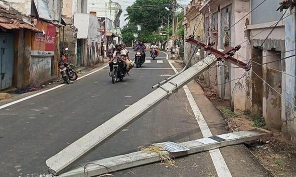 The electric pole fell down | மின்கம்பம் முறிந்து விழுந்தது