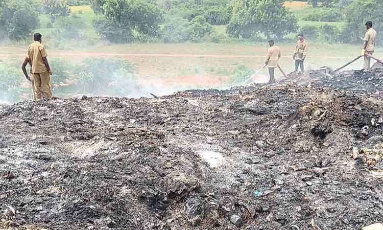 People are harmed by setting garbage on fire | குப்பைகளுக்கு தீ ...