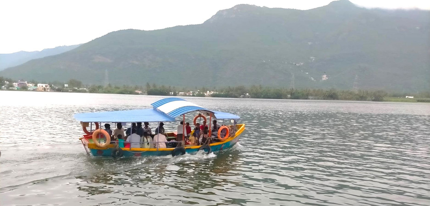 Tourists throng Poolampatti | பூலாம்பட்டியில் குவிந்த சுற்றுலா பயணிகள்