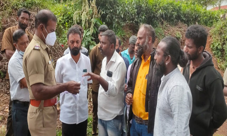 Public protest against cutting of temple tree in Coonoor | குன்னூரில் ...