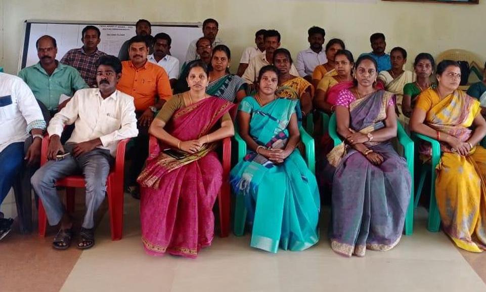 Teachers-staff sit-in protest in college for 2nd day | 2-வதுநாளாக ...