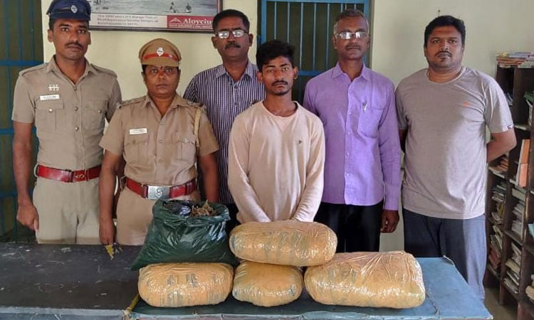 Northern youth who smuggled ganja in the train | பெரம்பூர்: ரெயிலில் ...