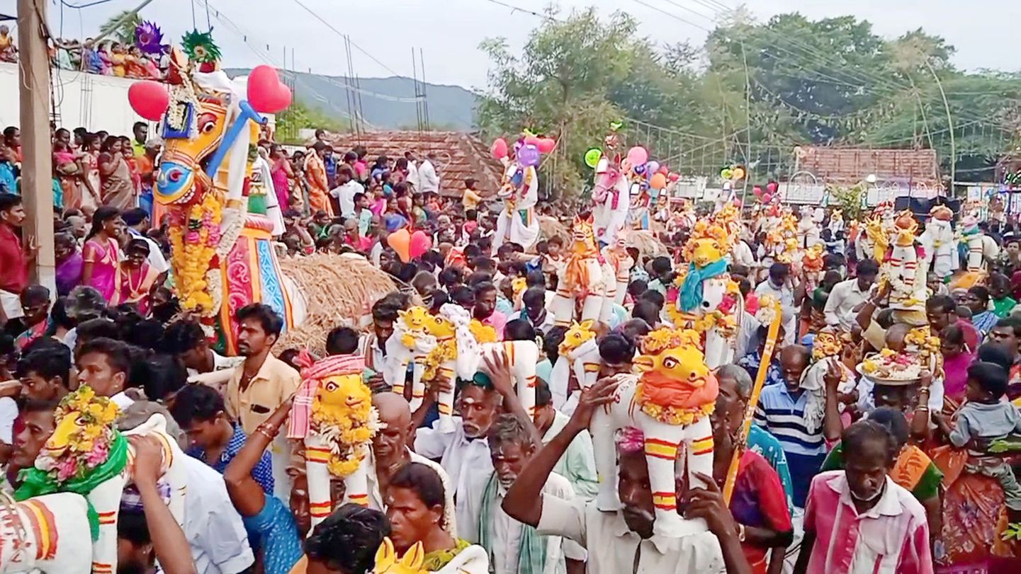 Temple festival | நத்தம் அருகே முத்துக்கருப்பணசாமி கோவிலில் புரவி ...