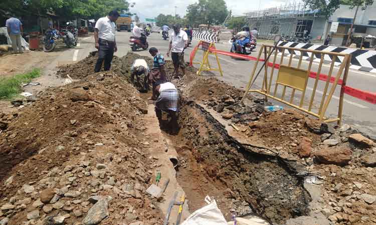 Road pothole repair | சாலையில் ஏற்பட்ட பள்ளம் சீரமைப்பு