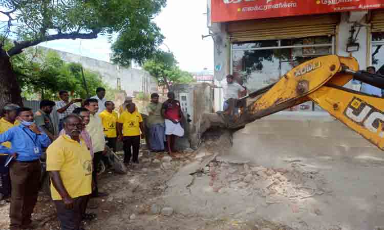 Removal of encroachment | கீழக்கரையில் ஆக்கிரமிப்பு அகற்றம்