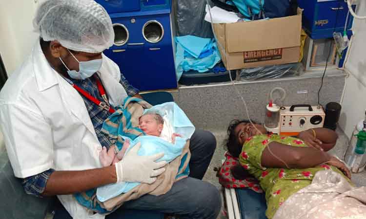 'Gua Gua' in Mbulance | ஆம்புலன்சில் 'குவா குவா'