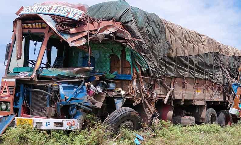Truck collision; 2 drivers injured | லாரிகள் மோதல்; 2 டிரைவர்கள் படுகாயம்