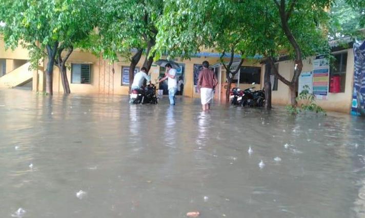 Rain water stagnated like a pond | கம்பத்தில் பொதுப்பணித்துறை ...