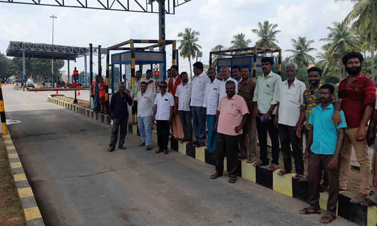 People besieged Vallam toll plaza | வல்லம் சுங்கச்சாவடியை பொதுமக்கள் ...