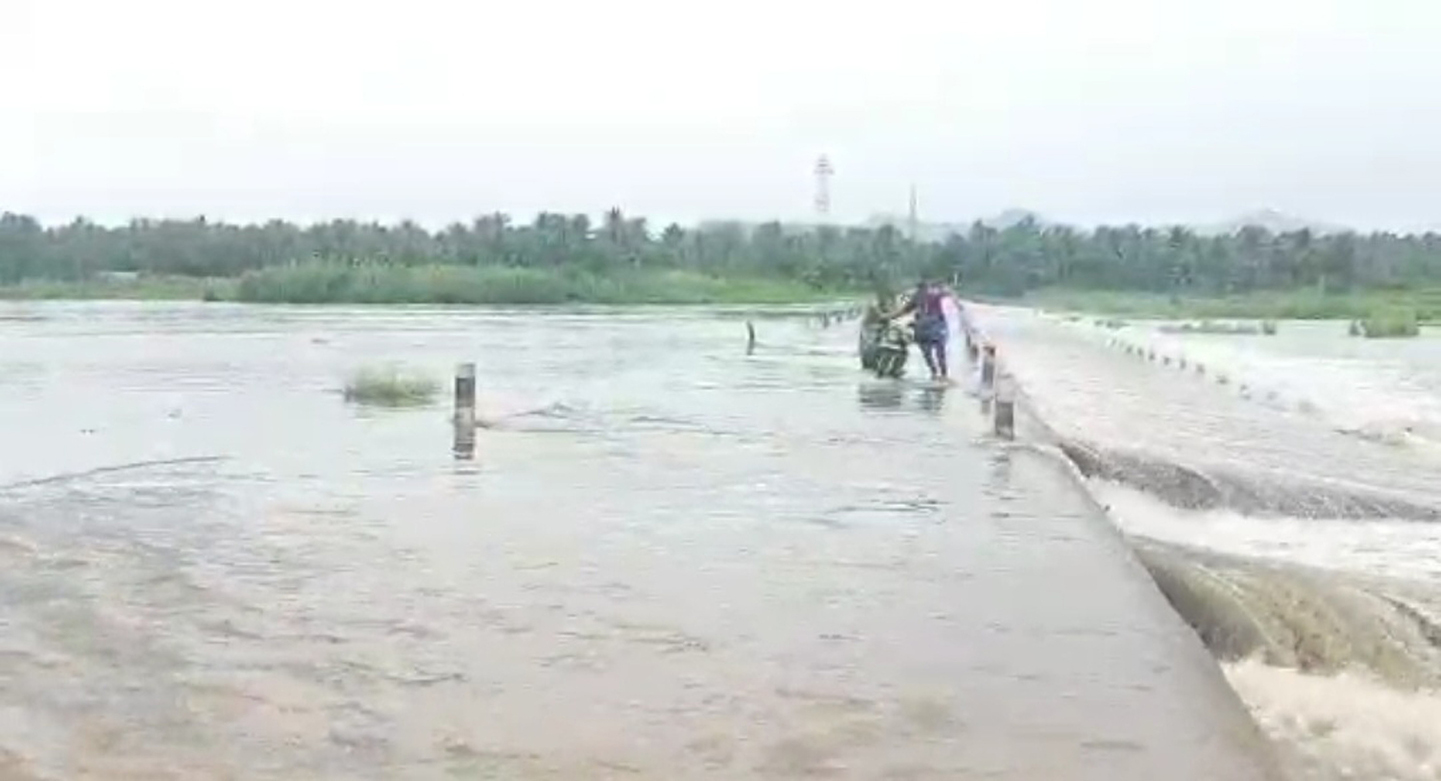 over the bridge near Ambur was flooded | ஆம்பூர் அருகே பாலாற்று ...