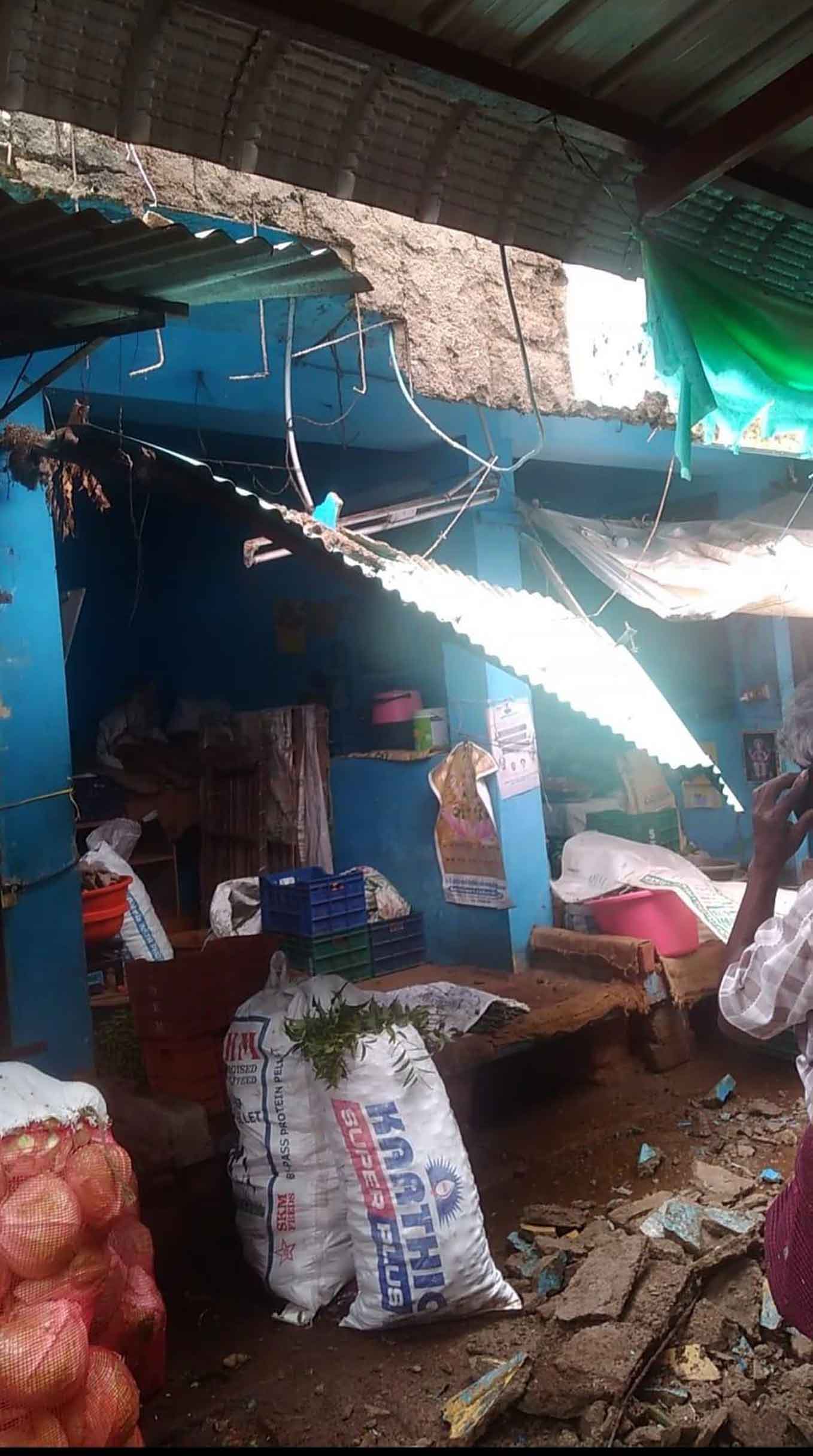 At Palani Gandhi Market The roof of the shop collapsed | பழனி காந்தி ...