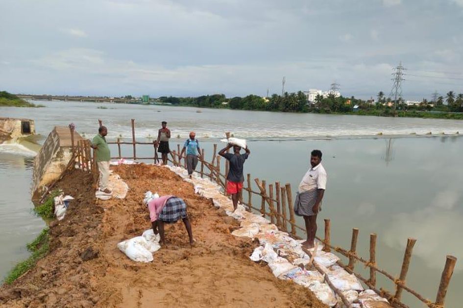 Intensity of embankment strengthening work by placing sandbags | மணல் ...