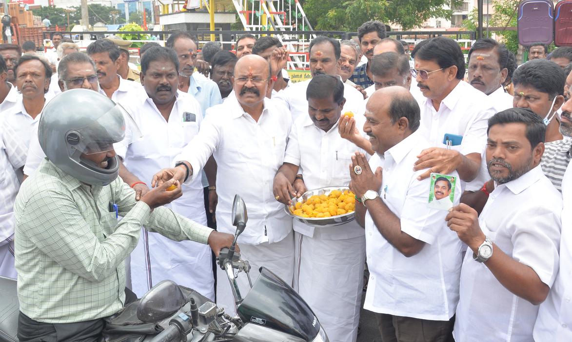 admk | 'அ.தி.மு.க.வில் இரட்டை தலைமை என்ற பேச்சுக்கே இனி இடமில்லை'