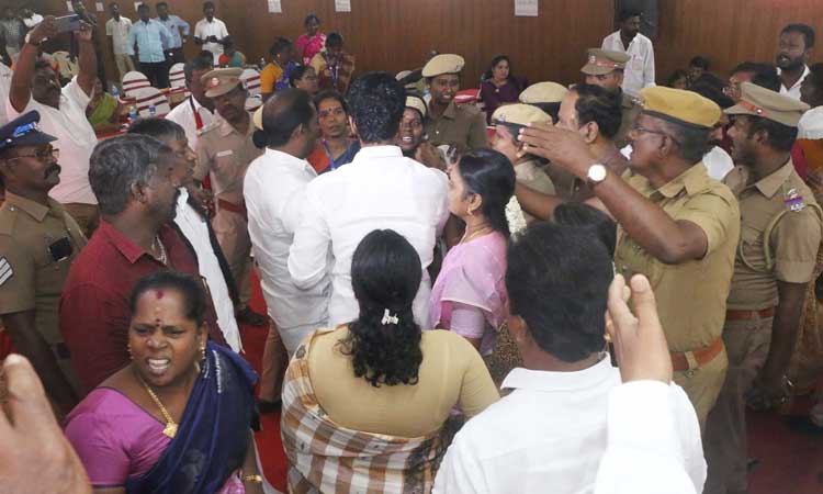 DMK in the Cuddalore Corporation meeting. Argument among councillors ...