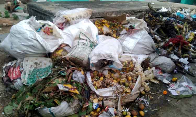 Sanitation due to garbage piled up at the bus station | பஸ் நிலையத்தில் ...