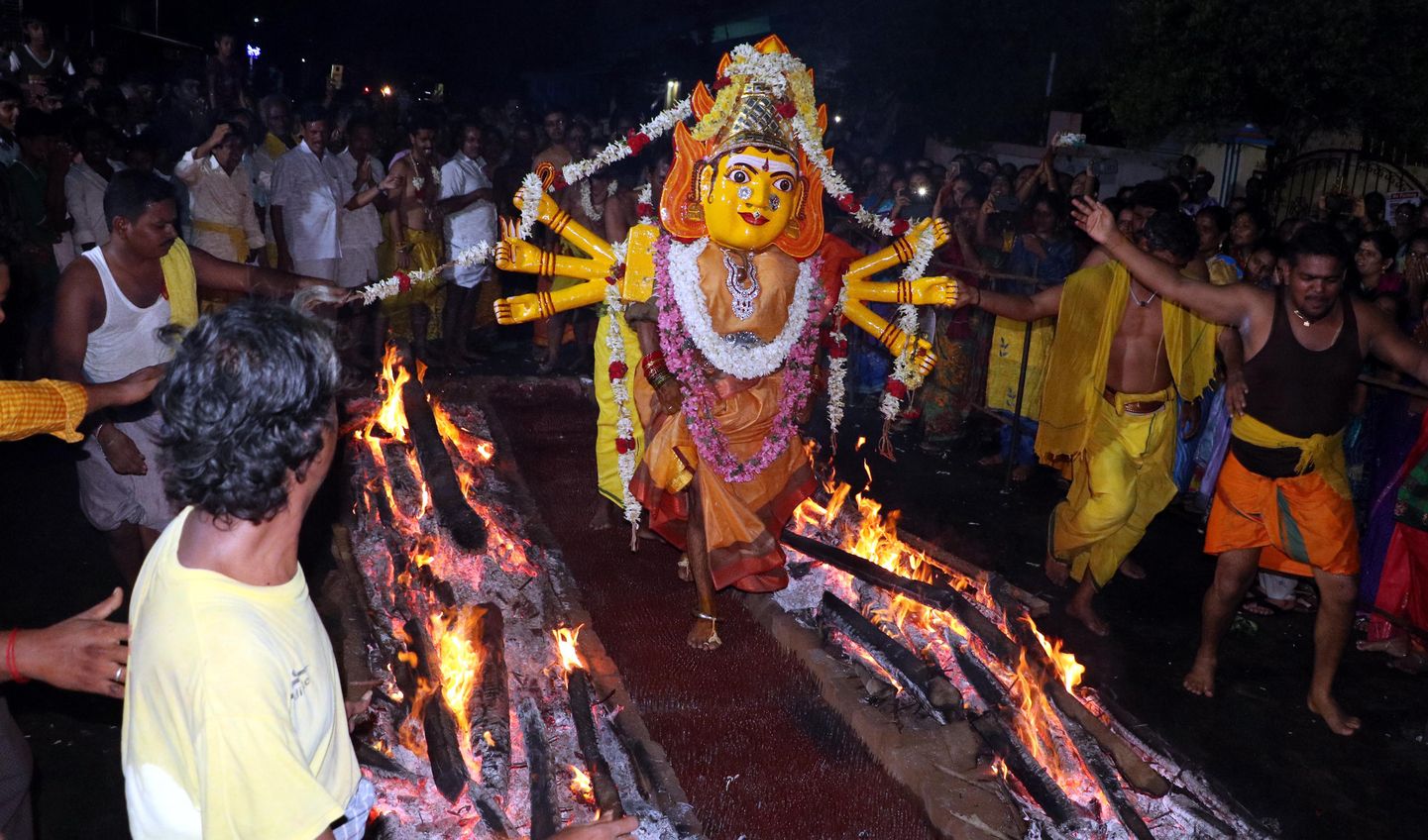 temple festival | திரவுபதி அம்மன் கோவில் ஆணிப்பாதை திருவிழா