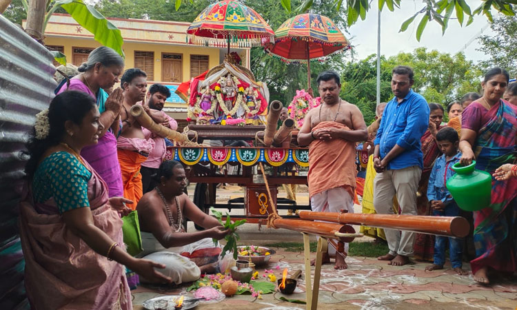 Carrying earth to Lord Shiva's Pit in Chennimalai | சென்னிமலையில் ...