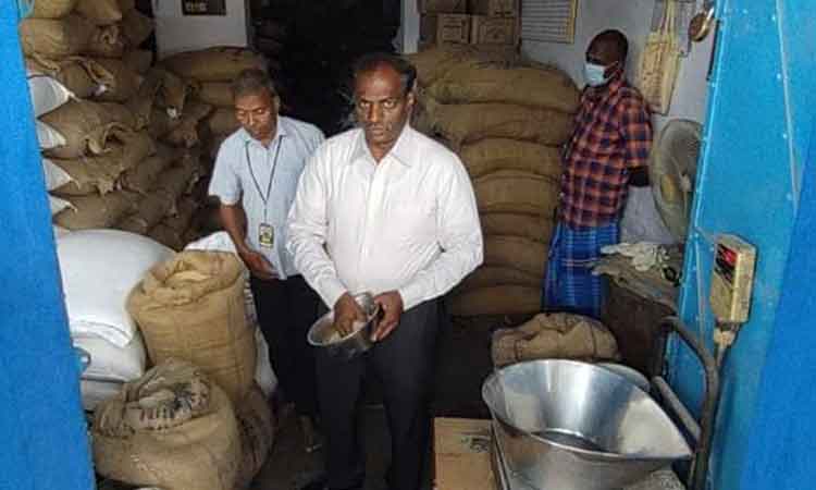 Collector conducts surprise inspection at ration shop | ரேஷன் கடையில் ...