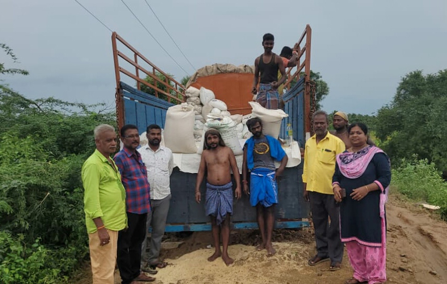 480 bags of ration rice in a truck stuck in mud | சேற்றில் சிக்கிய ...