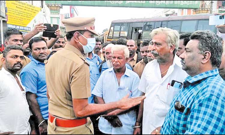 Auto drivers attack: Driver-conductors strike suddenly by stopping ...