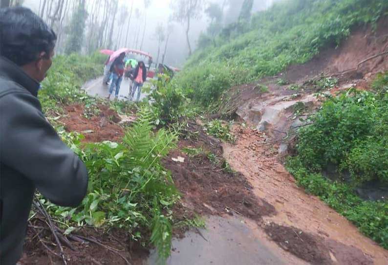 Landslide on Kalasa-Moodigere road Traffic jam for 5 hours | கலசா ...