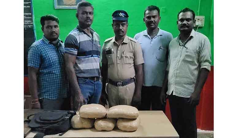 5 kg of ganja smuggled in train seized | ரெயிலில் கடத்திய 5 கிலோ கஞ்சா ...