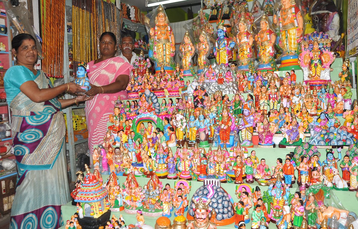 KOLU toy sales are booming | பழனியில் கொலு பொம்மை விற்பனை அமோகம்