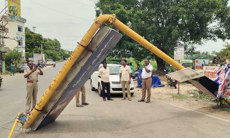 in Cuddalore A signal pole fell on a car causing a commotion | கடலூரில் ...