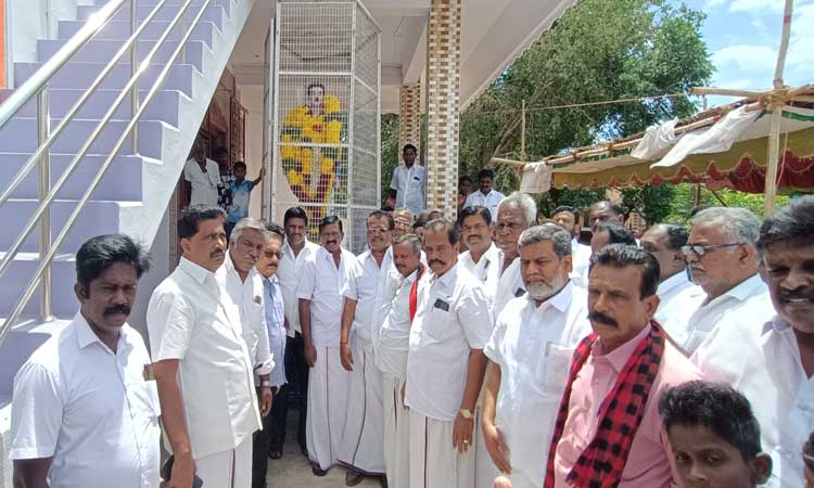 DMK pays homage to Immanuel Sekaran statue | இமானுவேல் சேகரன் சிலைக்கு ...