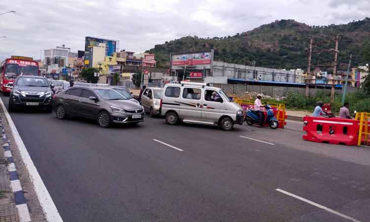Traffic disruption on National Highway in Vellore | வேலூரில் தேசிய ...