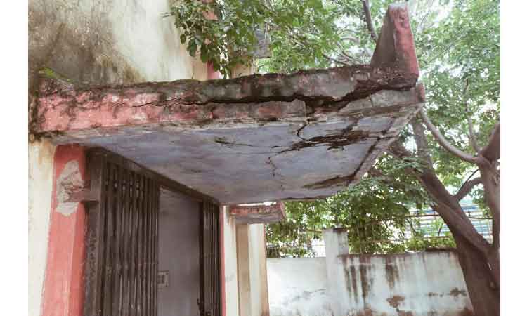 Dilapidated library building | இடிந்து விழும் நிலையில் நூலக கட்டிடம்
