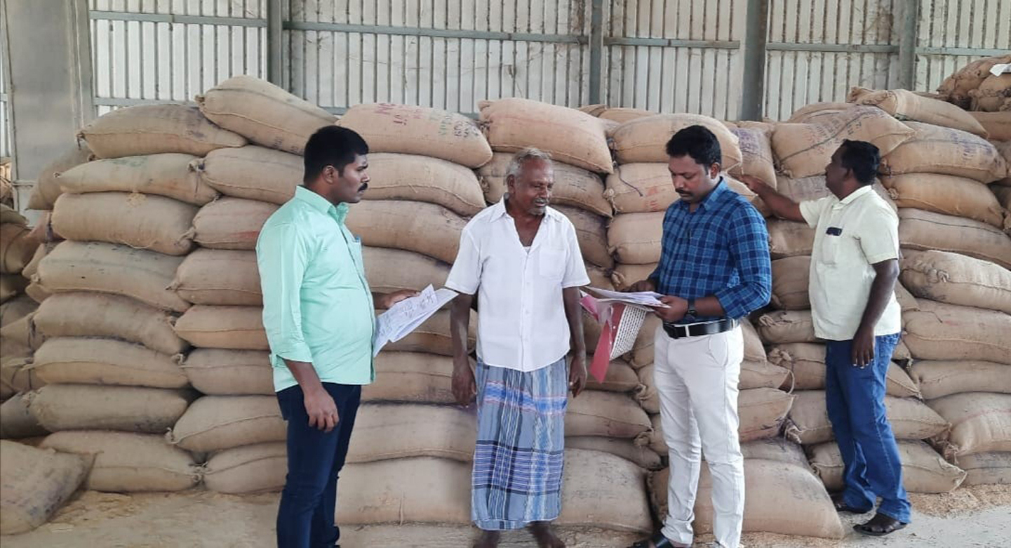 Selling ration rice in foreign market? Police conducted a surprise raid ...