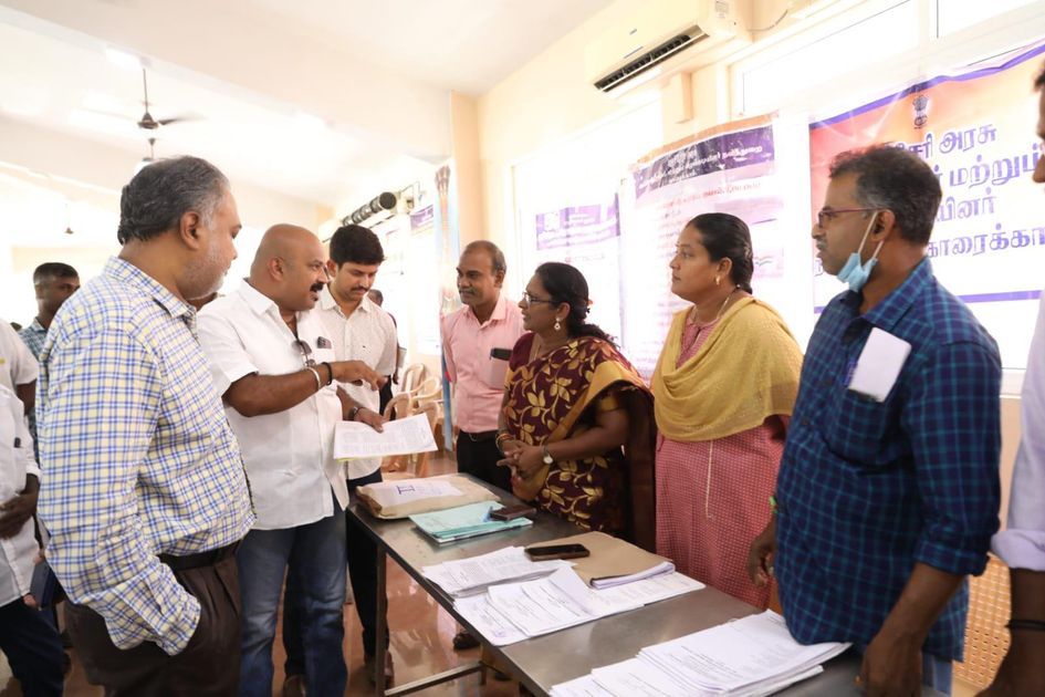 Red ration card for ineligible persons | தகுதியற்றவர்களிடம் சிவப்புநிற ...