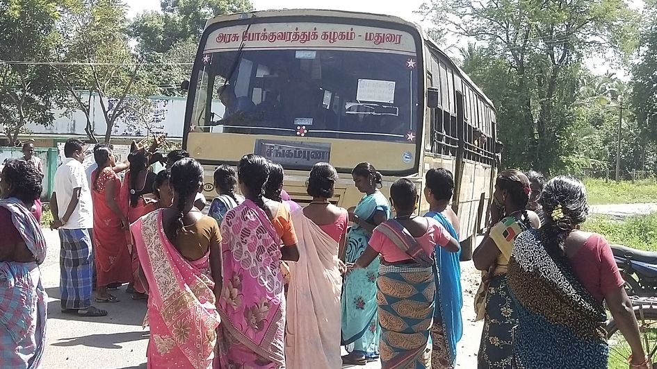 Road block | நத்தம் அருகே அரசு பள்ளிக்கு சுற்றுச்சுவர் கட்டக்கோரி சாலை ...