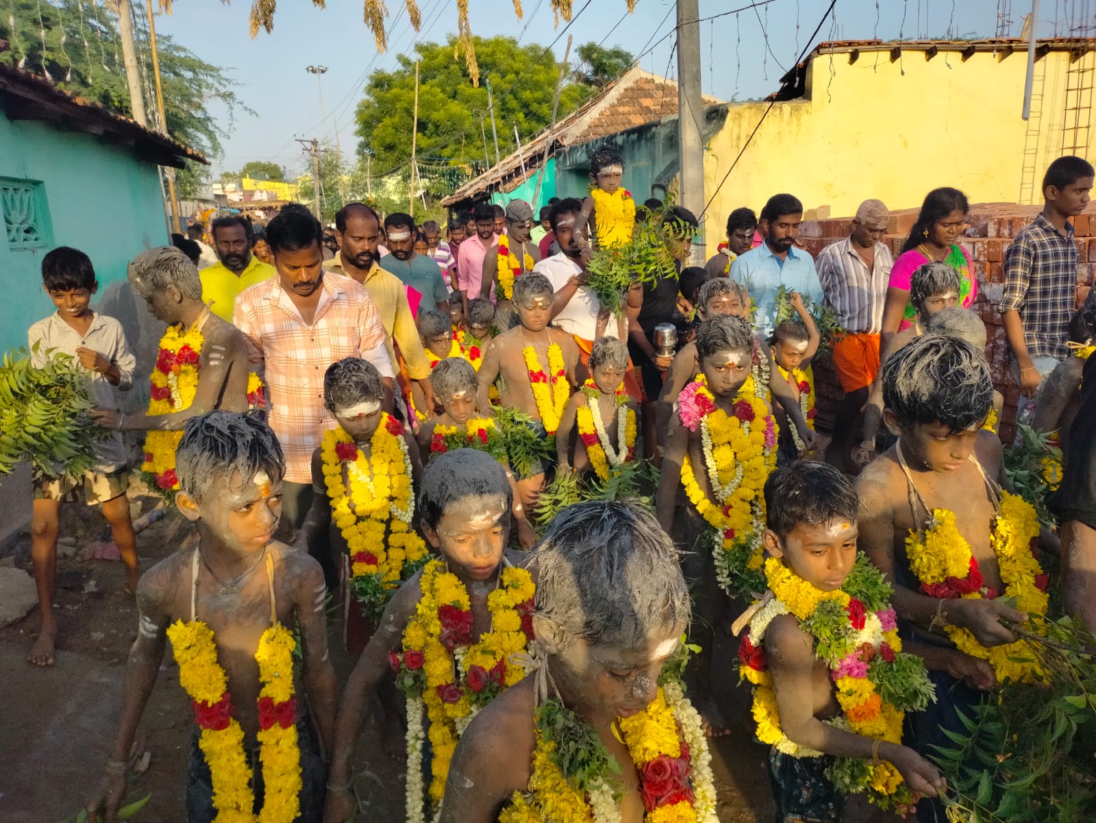 thiruvila | உடல் முழுவதும் சேறுபூசி பக்தர்கள் பூக்குழி இறங்கினர்