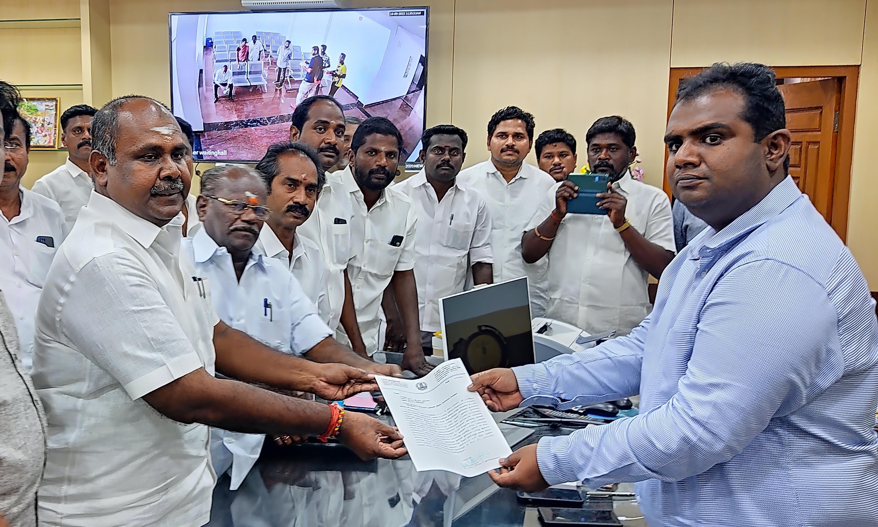 ADMK attempts sit-in at Collector's office | கலெக்டர் அலுவலகத்தில் அ.தி ...